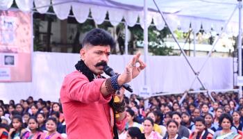 Maval News l मुलींनो, खोट्या प्रेमाला भुलून आई वडिलांची मान खाली जाऊ ...